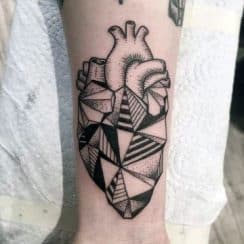 2 estilos en tatuajes de corazon humano en tendencia