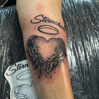 Pequeños tatuajes de alitas de angelito con 4 efigies