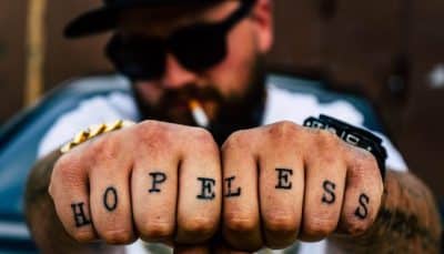 5 tipos de tatuajes de letras hombres en zonas del cuerpo