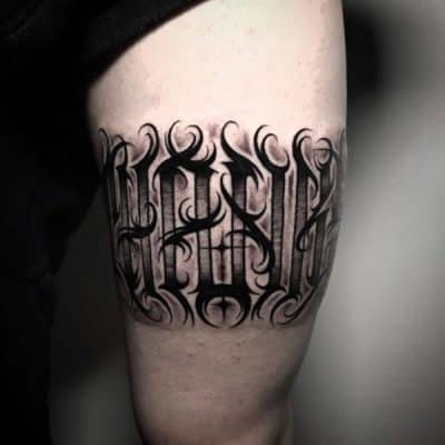5 tipos de tatuajes de letras hombres en zonas del cuerpo