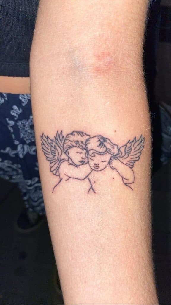 Tiernos tatuajes de 2 angelitos bebes homenaje