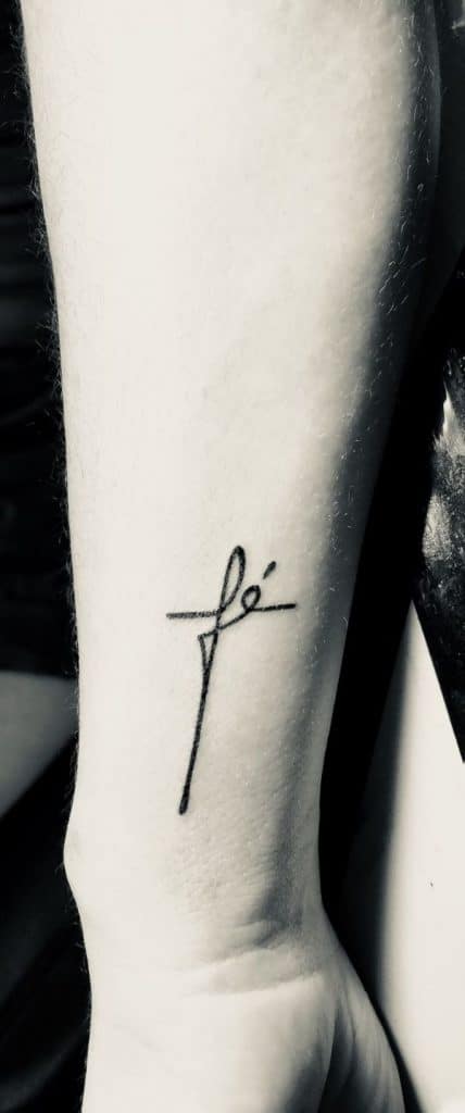 4 estilos en tatuajes de cruz de fe y protección
