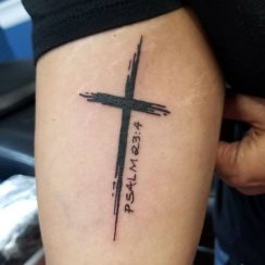 4 estilos en tatuajes de cruz de fe y protección