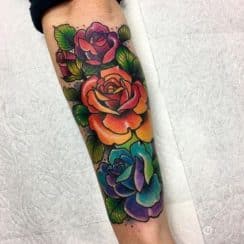 Muchas flores de colores tatuajes femeninos a 5 tintas