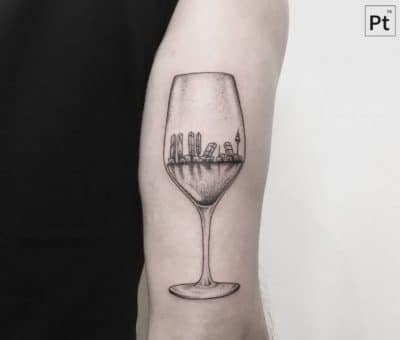 4 estilos en un tatuaje copa de vino minimalista en brazo