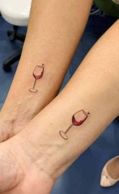 Creativos tatuajes de copas de vino para amigos 14 febrero