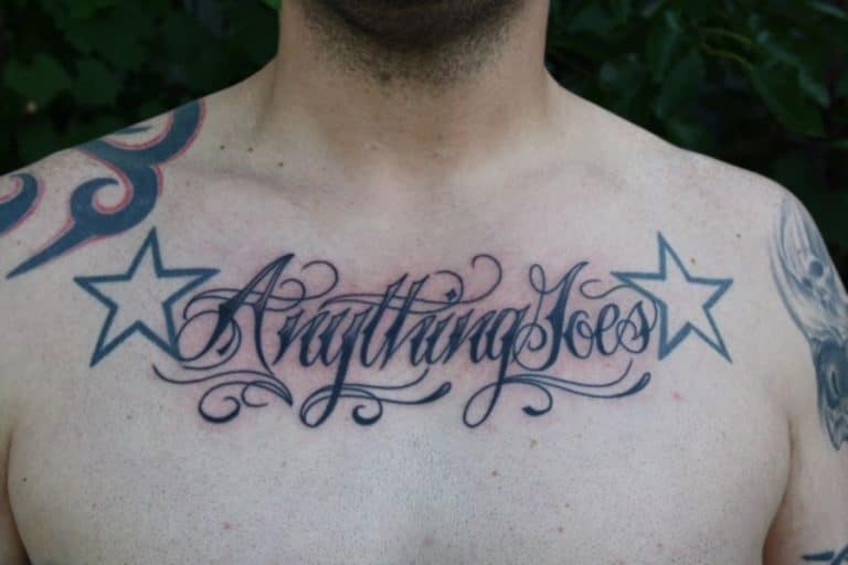 Los tatuajes en el pecho con letras en 3 representaciones